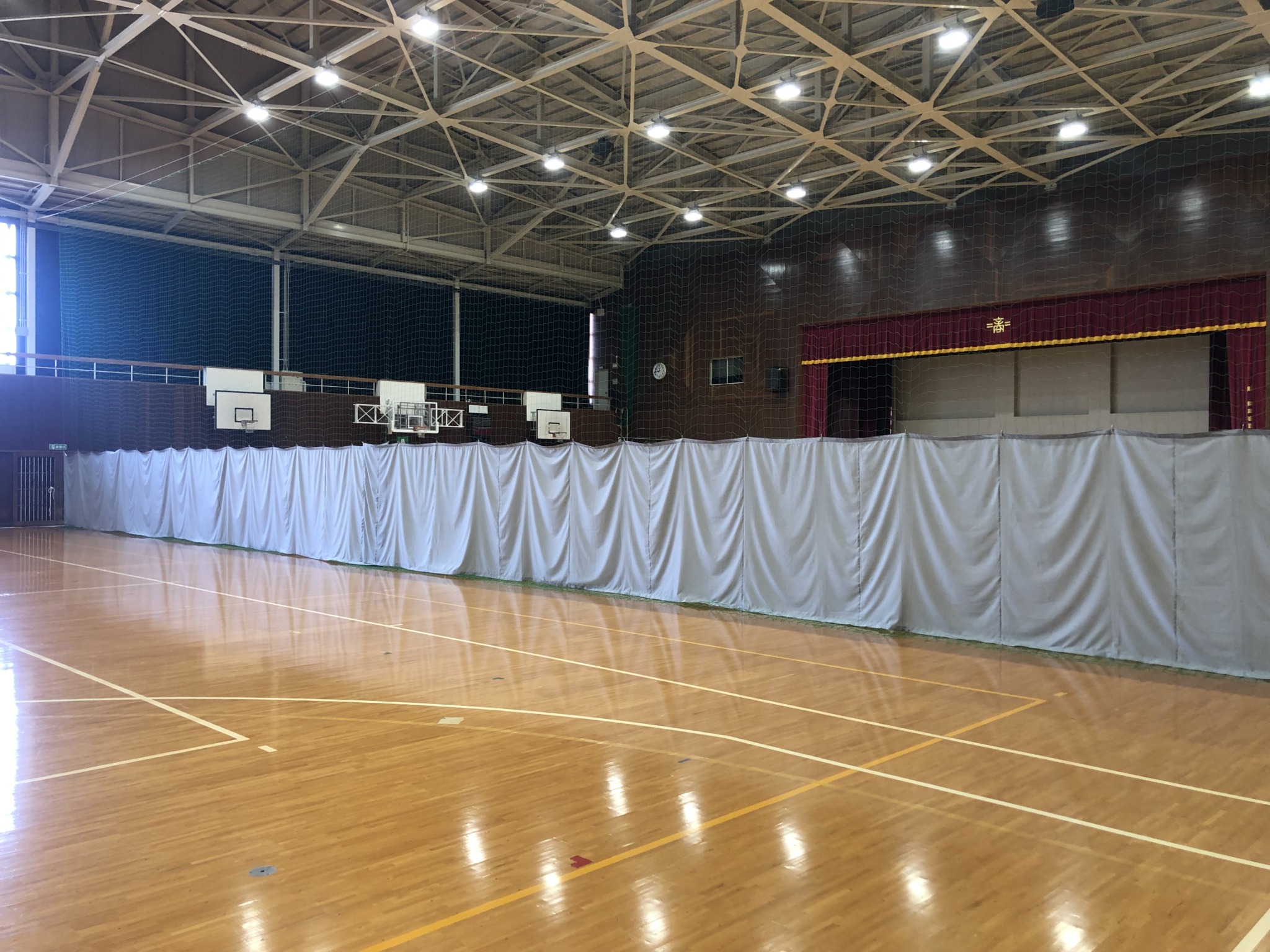 体育館を分割！既存の防球ネットにに簡単取り付け！低価格！防球ネットカバーを納品致しました。簡単着脱可能です。 – ケイ・アイジェイ株式会社